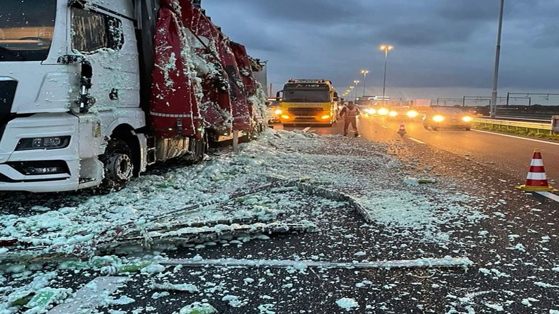 112-nieuws: Ongeluk met vrachtwagen op A15 bij Gorinchem - Oozo.nl